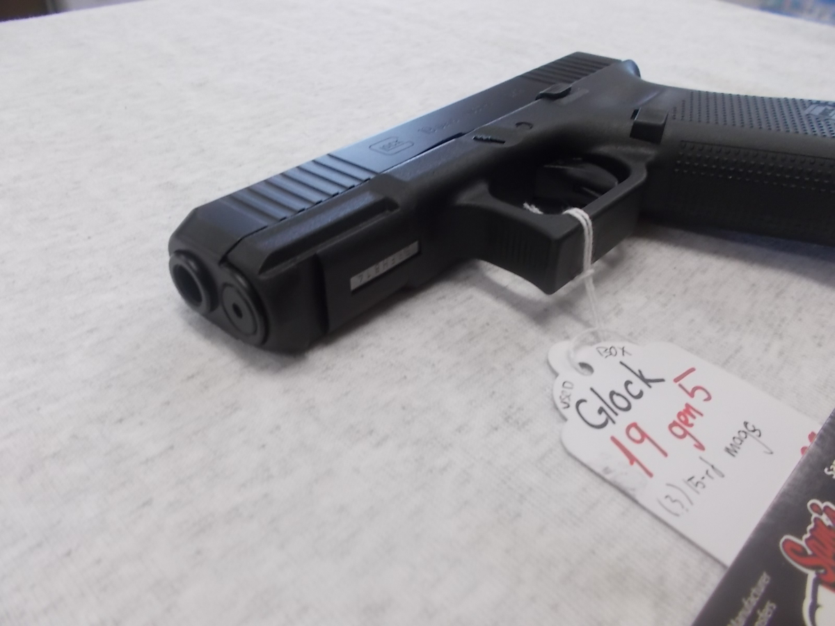 Glock 19 gen 5 w/ Hispanic aftermarket back plate (C5481-24) 9mm Luger ...