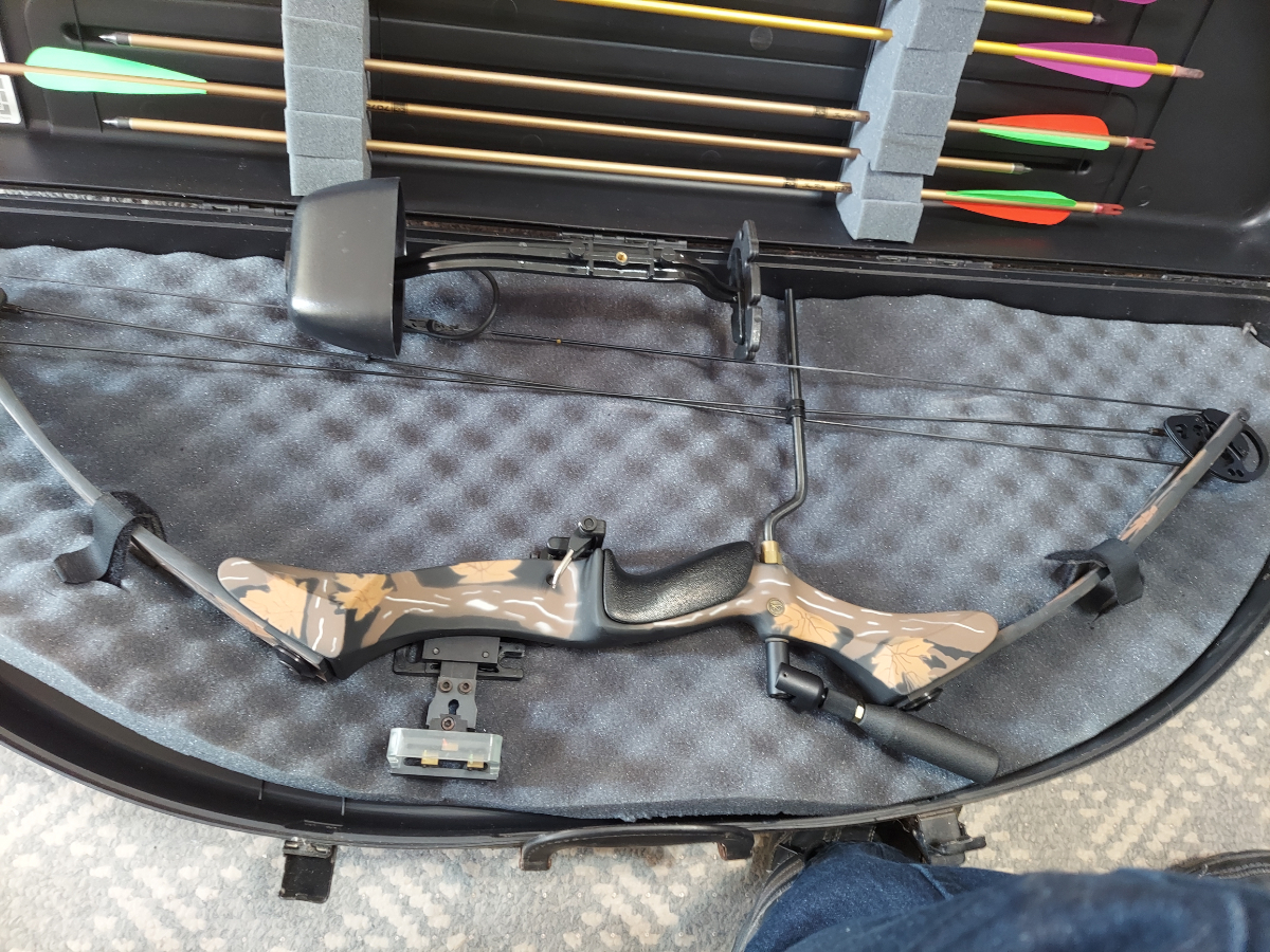 Browning Compound Bow with arrows and carring case. Bow has all ...