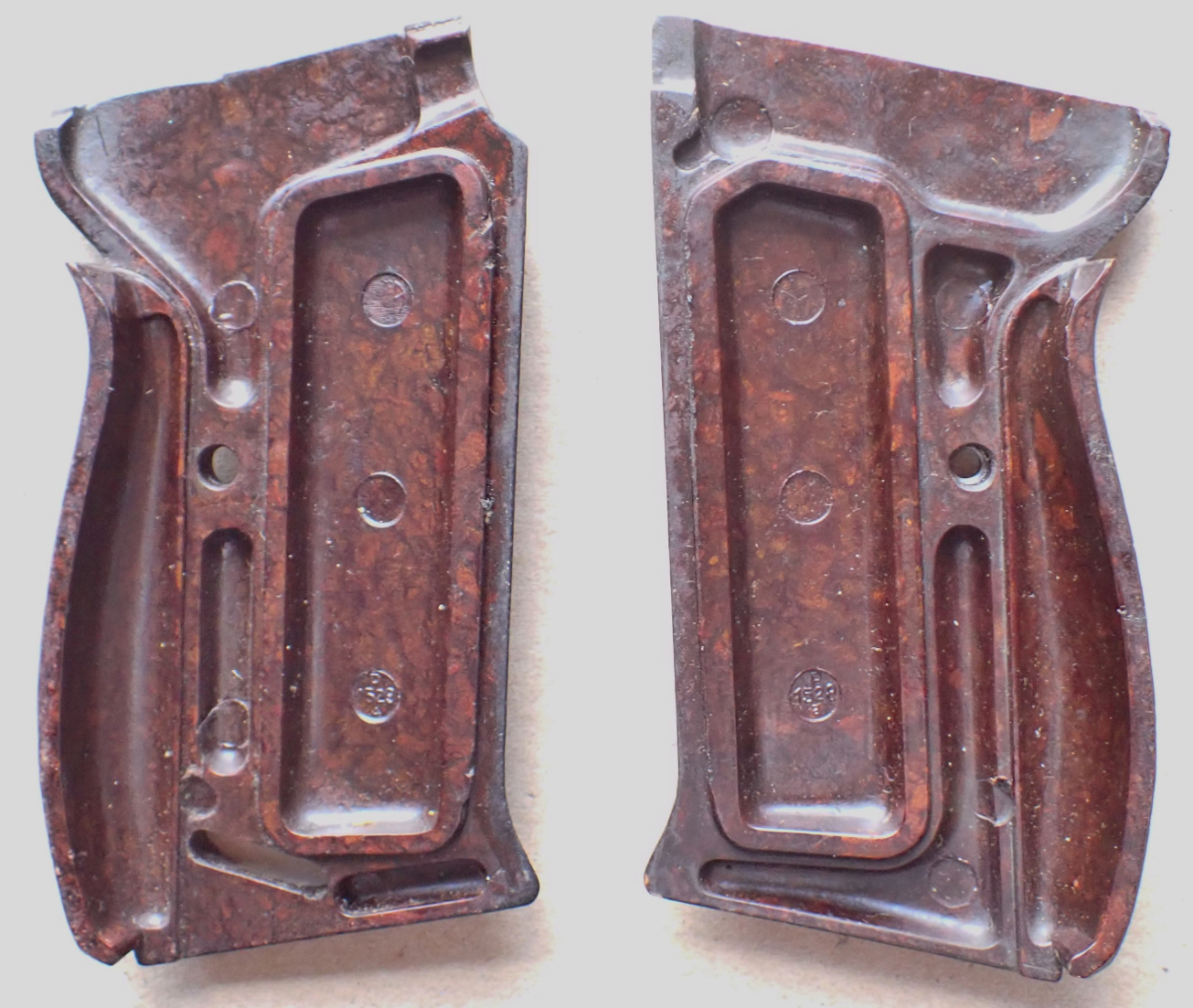 NAZI WW 2 NAZI P-38 GRIPS, MATCHING SET, DARK BROWN-RED BAKELITE 17304797 - GunAuction.com