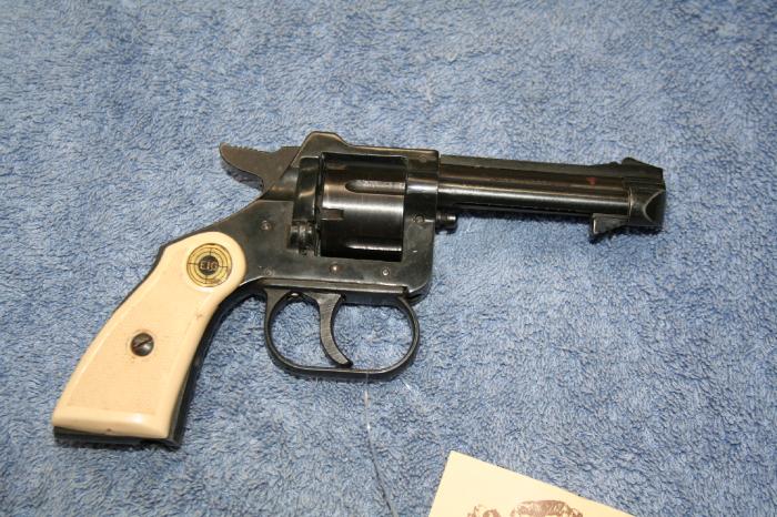 EIG 22 SHORT REVOLVER WITH A LOW BUY IT NOW IT WILL NOT LAST LONG