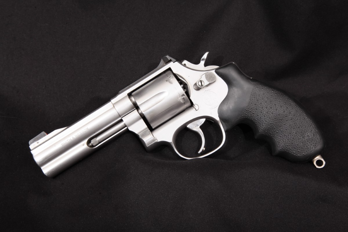 Smith & Wesson S&W Model 686 The .357 Distinguished Combat Magnum ...