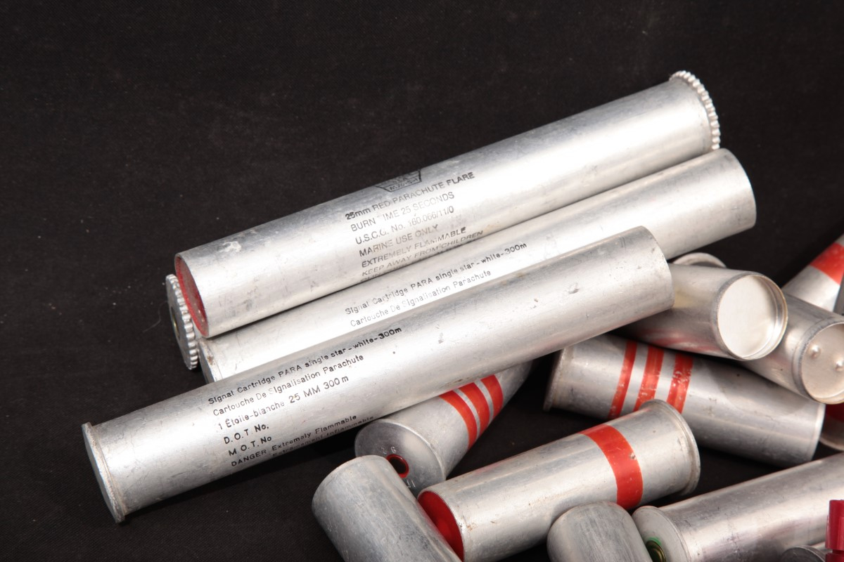 32x Mixed Lot Of Signal Flares German & American 25mm & 7x Vietnam ...