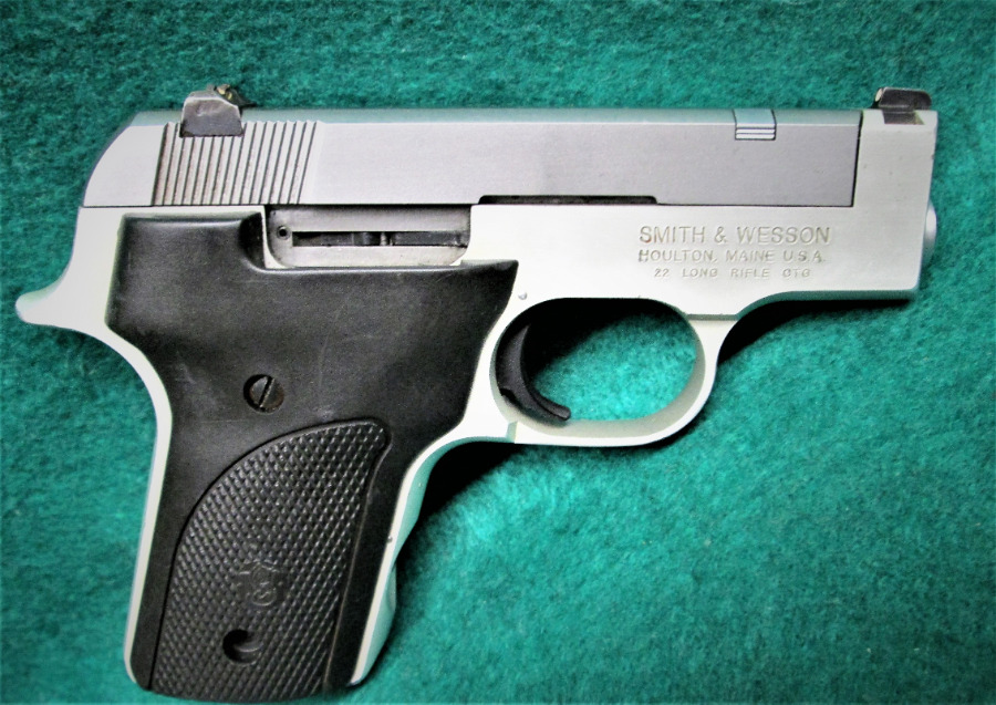 Smith & Wesson Inc Model 2213 Stainless Alloy Compact Semi-Auto .22 Lr ...