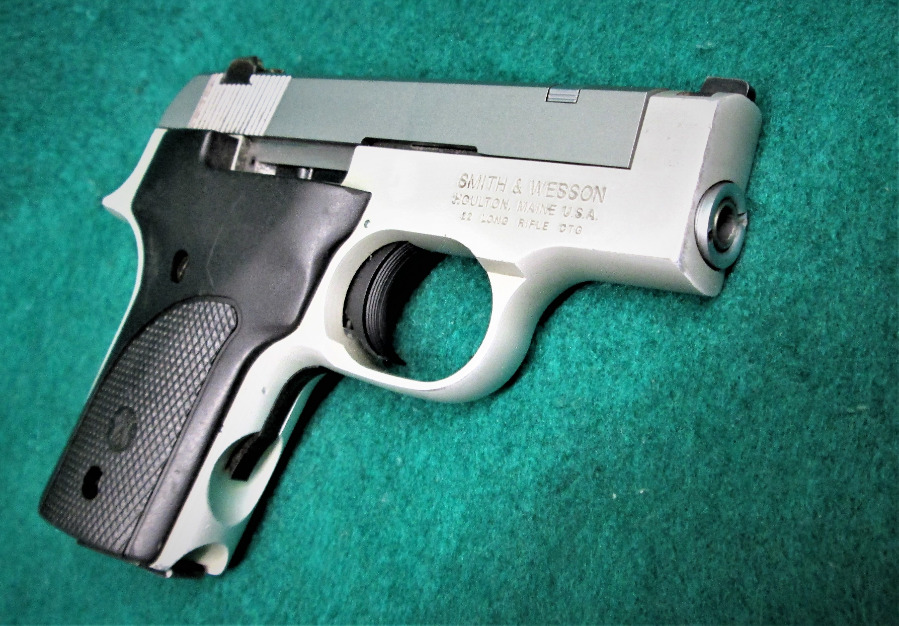 Smith & Wesson Inc Model 2213 Stainless Alloy Compact Semi-Auto .22 Lr ...