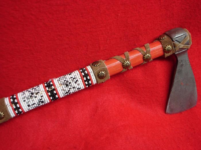 INDIAN BEADED WAR AXE ( NICELY MADE). - Picture 3