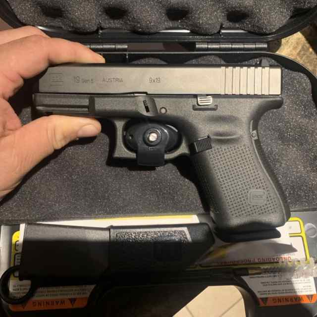 Fs Glock 19 Gen 5 40 Like New In Box .40 S&W For Sale at GunAuction.com ...