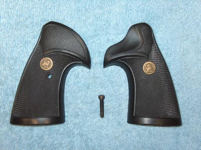 Astra 357 Mag revolver Pachmayr Presentation grips - Picture 3