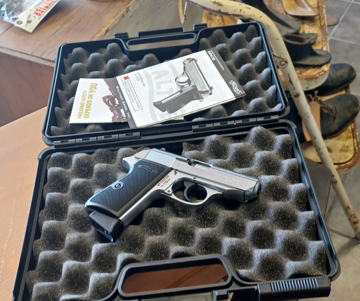 Walther Ppk/S .22, Stainless/Nickel, One Mag, Neat Gun, No Recoil .22 ...