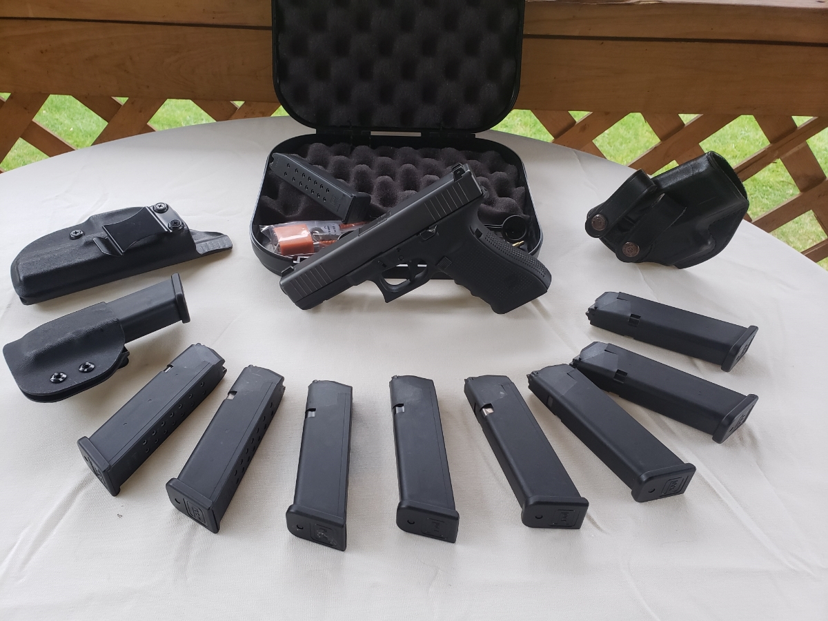 Glock G17 Gen 4 with a lot of extras