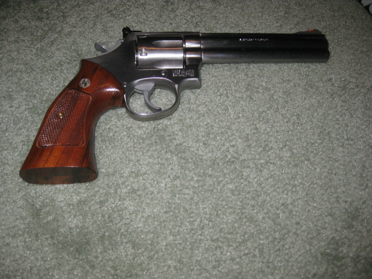 357 Magnum, Smith & Wesson, Model 686 Distinguished Combat Magnum, 6 ...