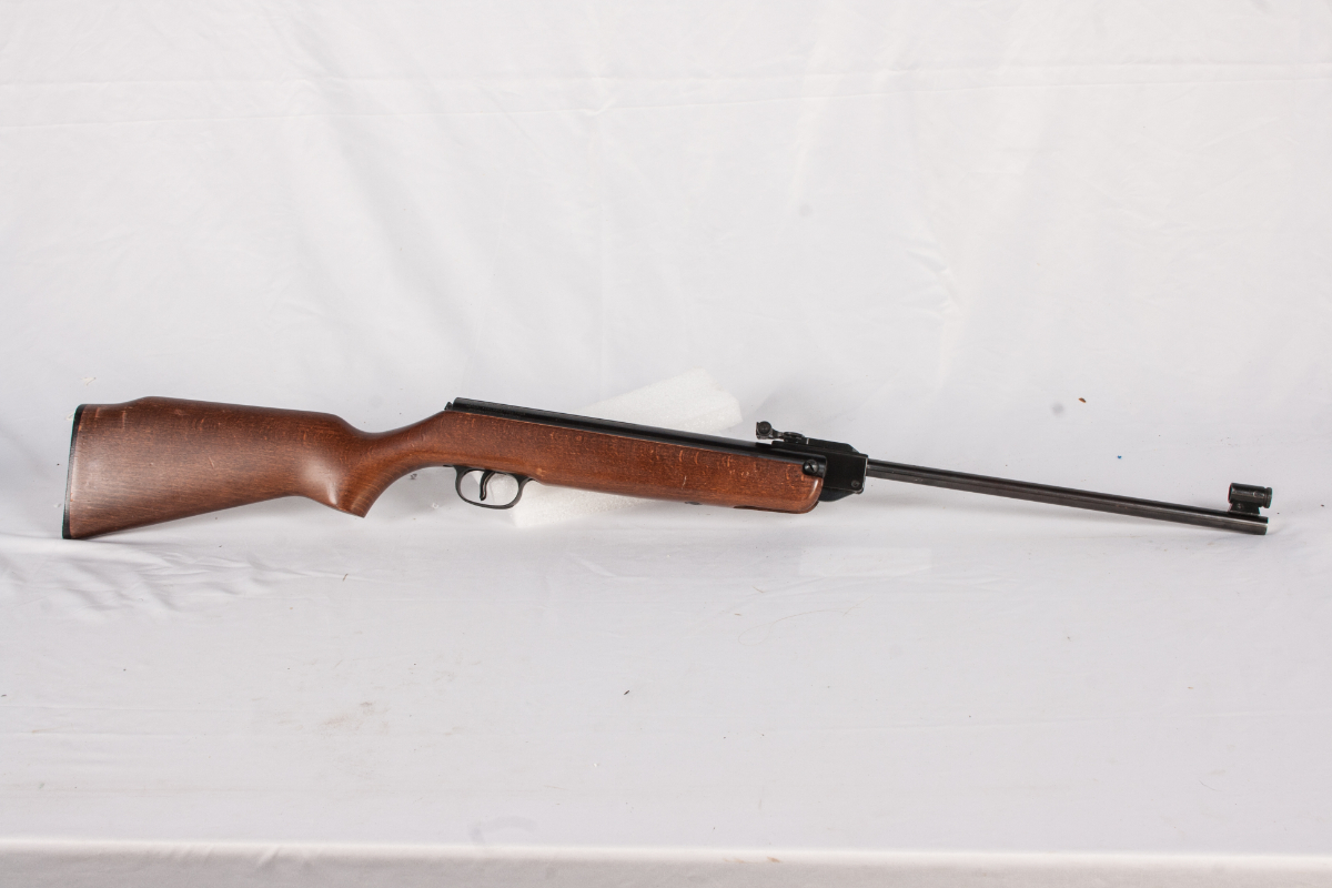 LOT OF 4 AIR RIFLES, BEEMAN, CUMMINS AND 2 CROSSMAN 4-1-922 4-1-986 ...