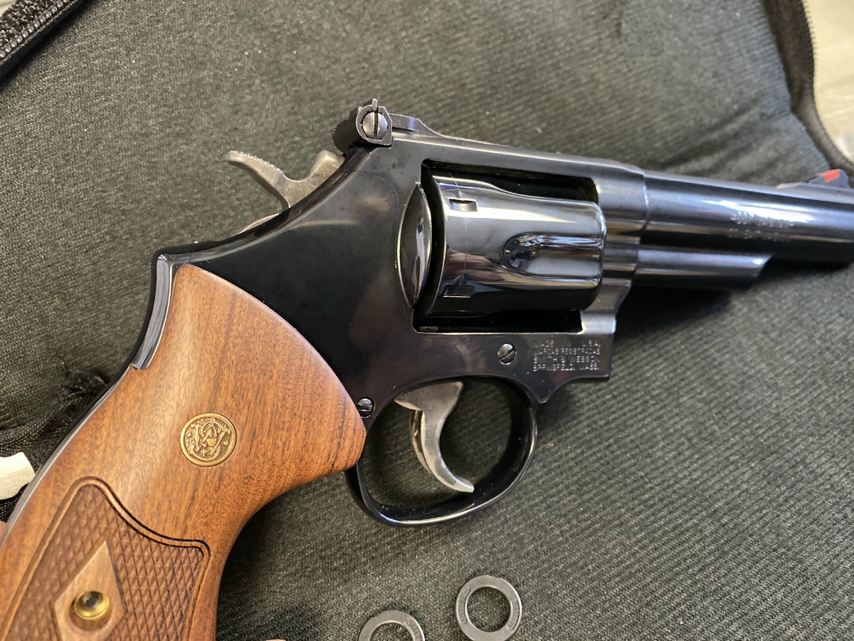 SMITH & WESSON - MODEL 19 Classic Revolver 4.25 Inch Barrel 6 Round ...
