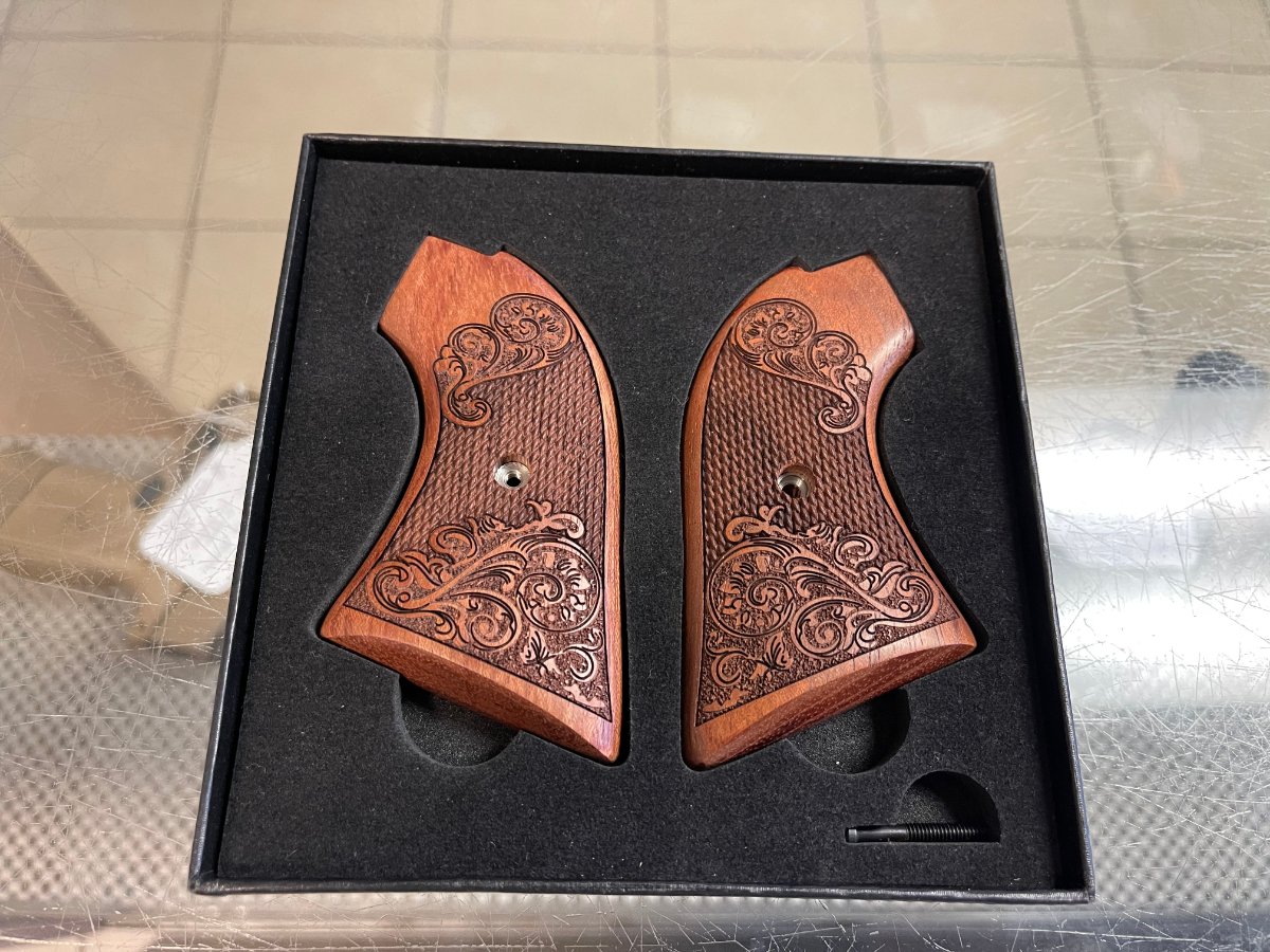 Nice Pair Of Heritage Rough Rider Wood Engraved Grips Excellent ...