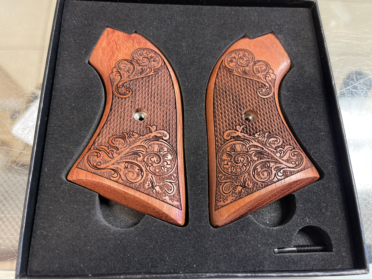 Nice Pair Of Heritage Rough Rider Wood Engraved Grips Excellent ...