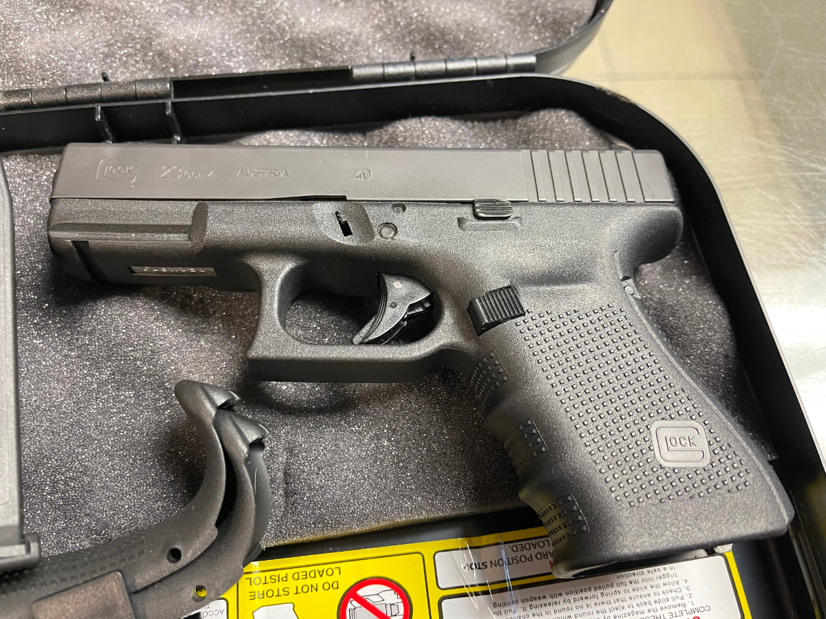 Glock MODEL G23 SEMI-AUTO PISTOL 4 INCH BARREL 13+1 MAG EXCELLENT .40 S ...