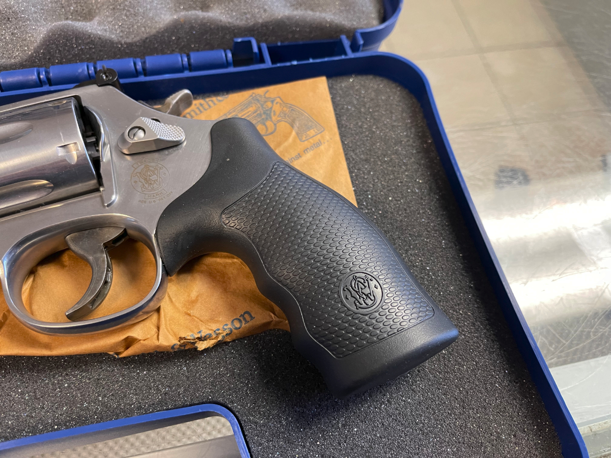 Smith & Wesson Model 686 2.5 Inch Barrel Stainless 6 Round Cylinder ...