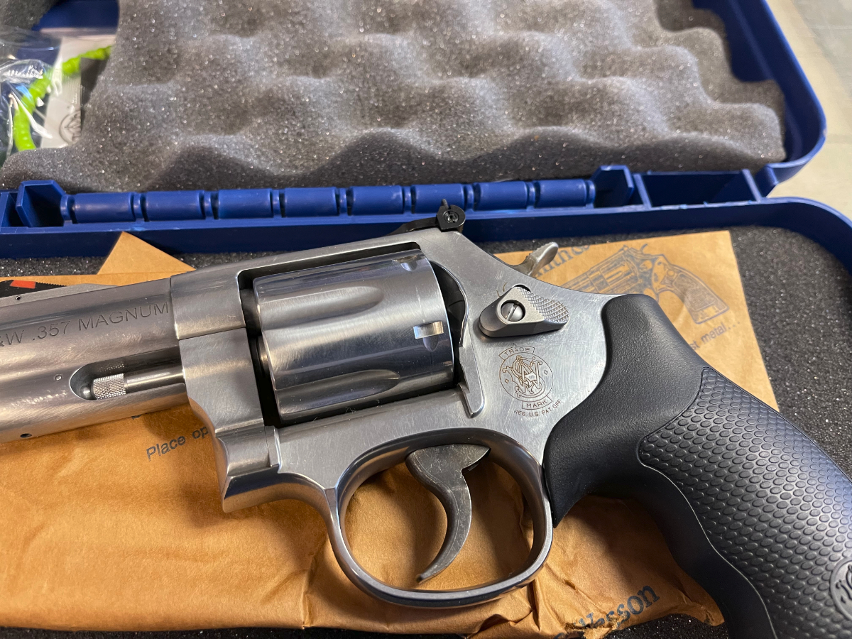 Smith & Wesson Model 686 2.5 Inch Barrel Stainless 6 Round Cylinder ...
