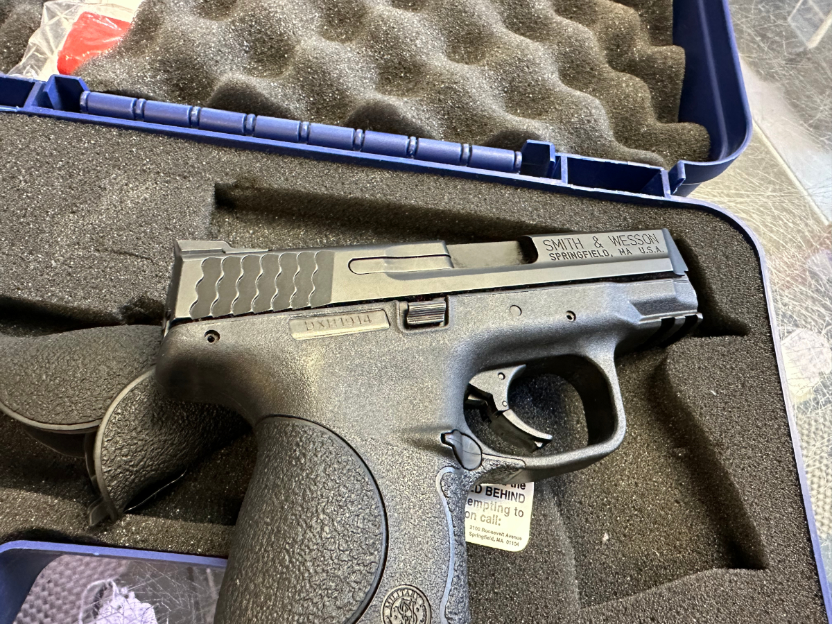 Smith & Wesson M&P 40c Compact Striker Fired 3.5 Inch Barrel Polymer Frame Low Profile Carry ...