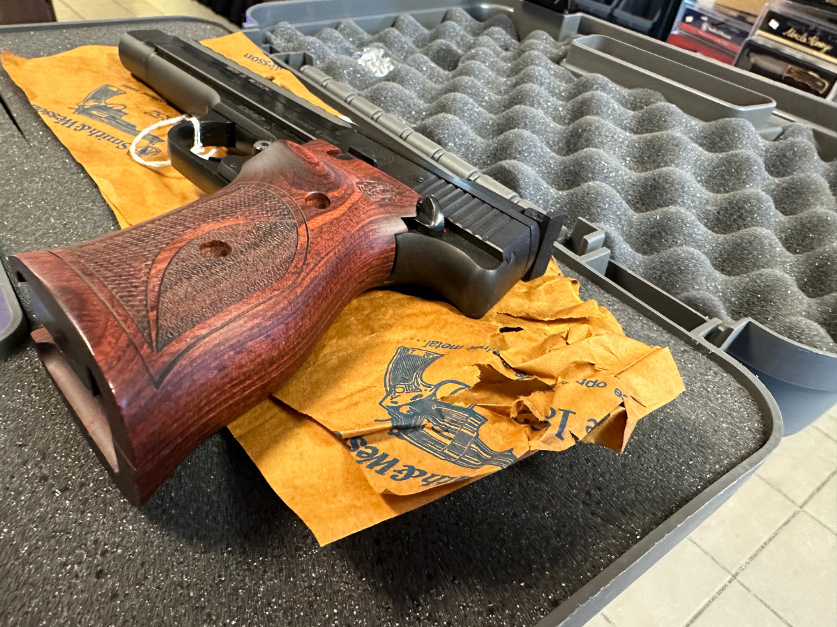 Smith & Wesson Model 41 Performance Center 10+1 5.50 Inch Blued Button ...