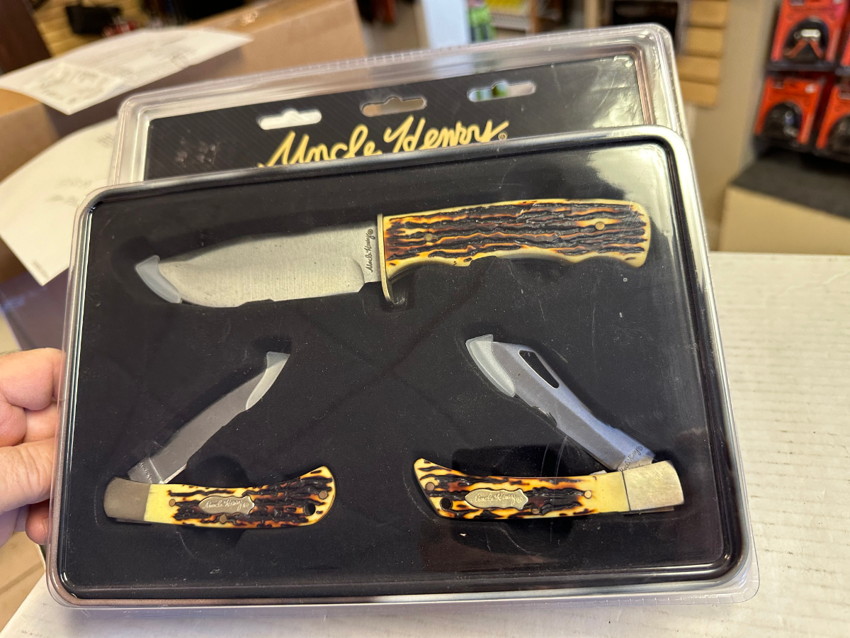 NEW SCHRADE UNCLE HENRY 3 PIECE COLLECTIBLE KNIFE SET IN NICE TIN ...