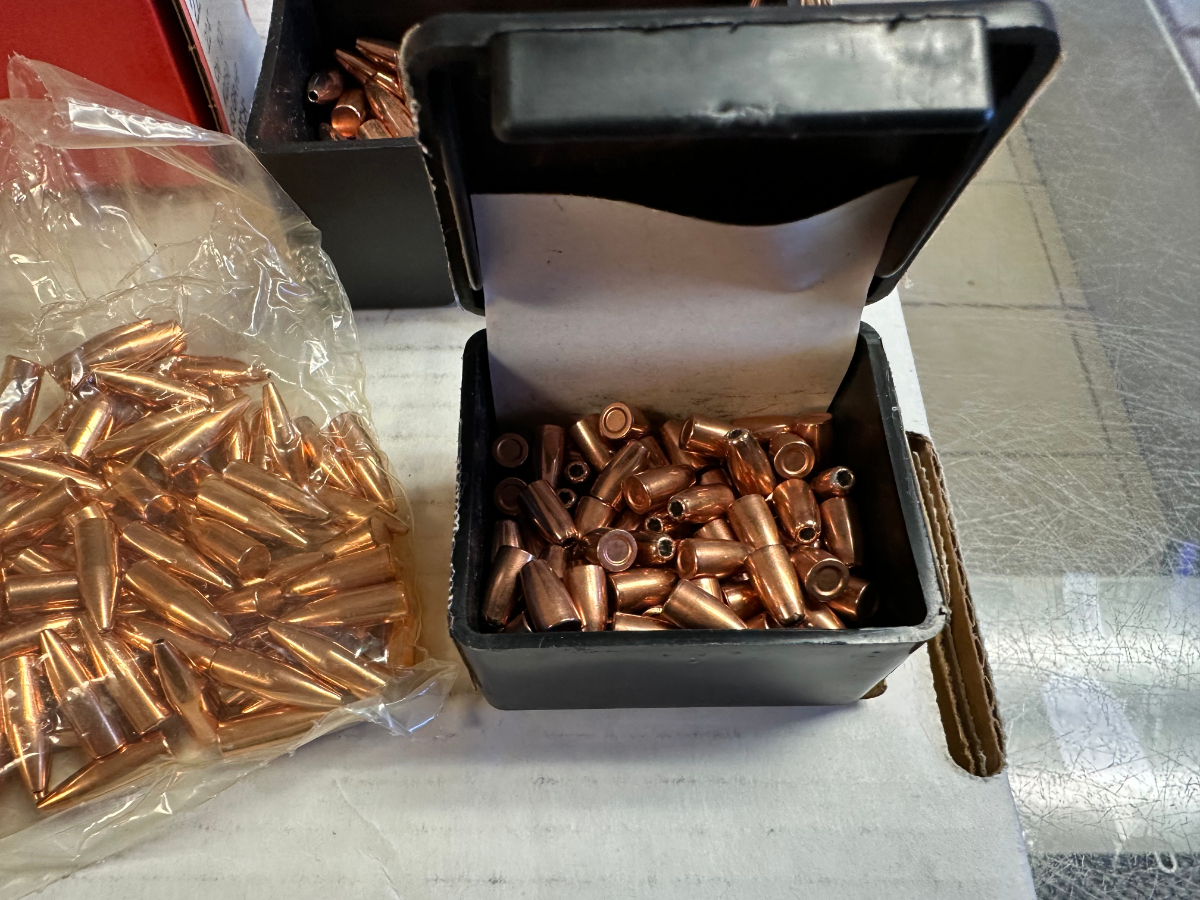 APPROXIMATELY 400 PIECES ASSORTED RELOADING BULLETS IN BOXES EXCELLENT 17338611 - GunAuction.com