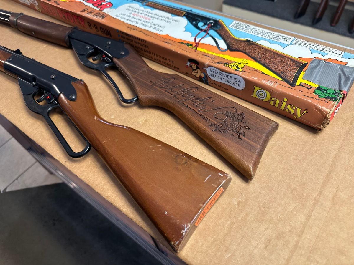NICE LOT OF TWO VINTAGE DAISY AIR RIFLES ONE COMES WITH ORIGINAL BOX ...