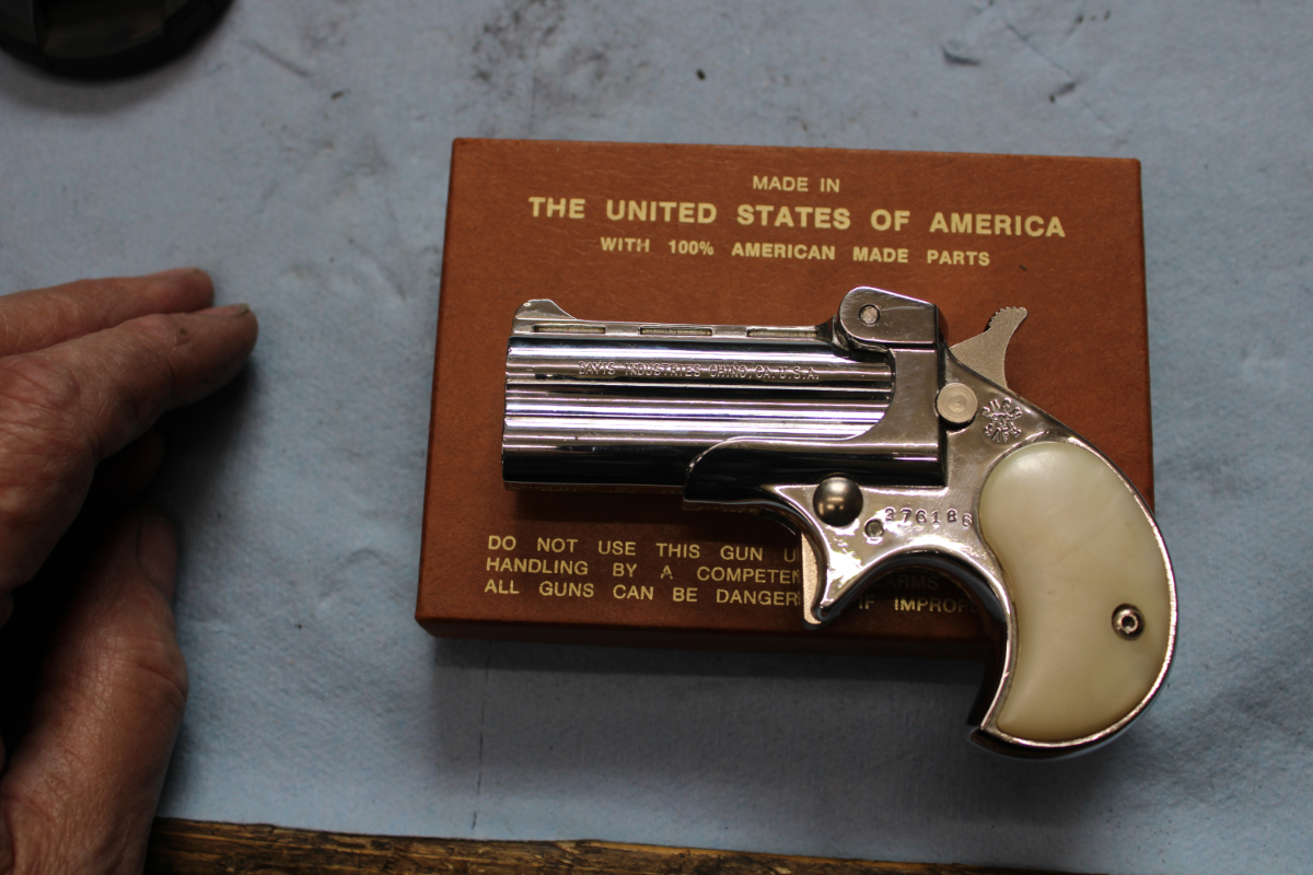 Davis Industries DERRINGER .22LR. LIKE NEW. IN BOX. .22 LR 17350610 ...