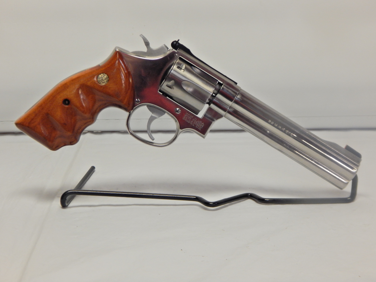 Smith & Wesson MODEL 648 STAINLESS STEEL REVOLVER