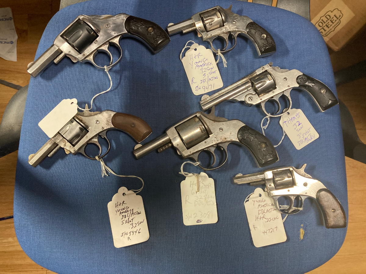 Harrington & Richardson 7 CHEAP REVOLVERS .32 S&W 17270819 - GunAuction.com