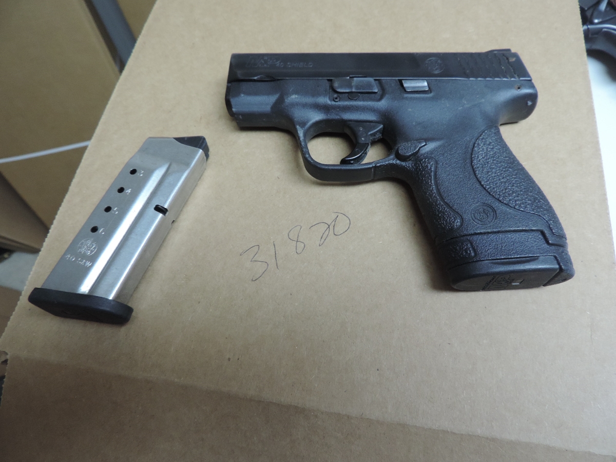 SMITH WESSON SHIELD 40 CALIBER WITH 2 MAGS AND NO RESERVE