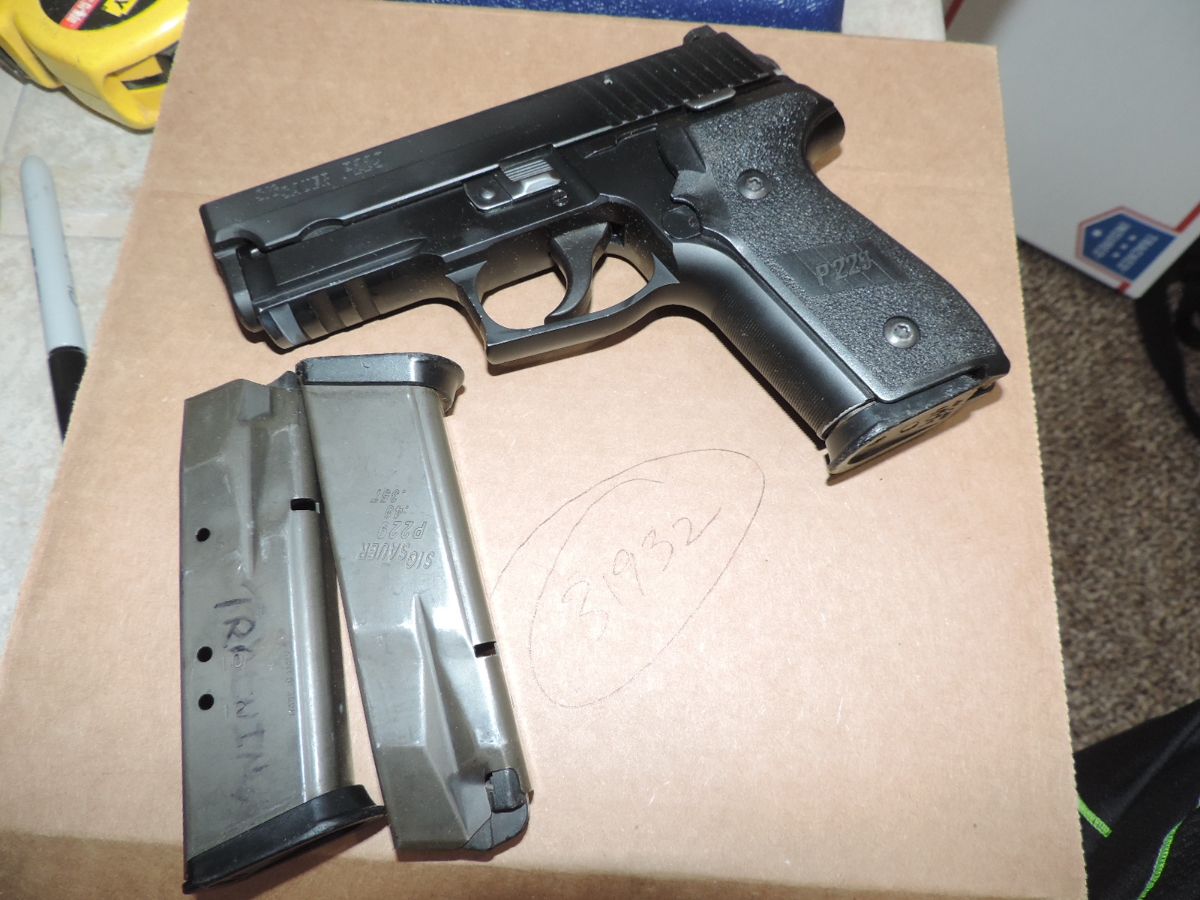 Sig 229 Compact 40 With Rail And 3 Mags Nightsights And No Reserve Sig 229 Compact 40 With Rail And 3 Mags Nightsights And No Reserve