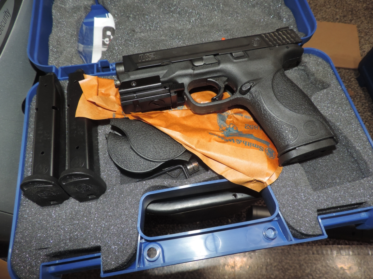 SMITH WESSON M&P 40 WITH 3 MAGS LASER AND NIGHT SIGHTS NO RESERVE