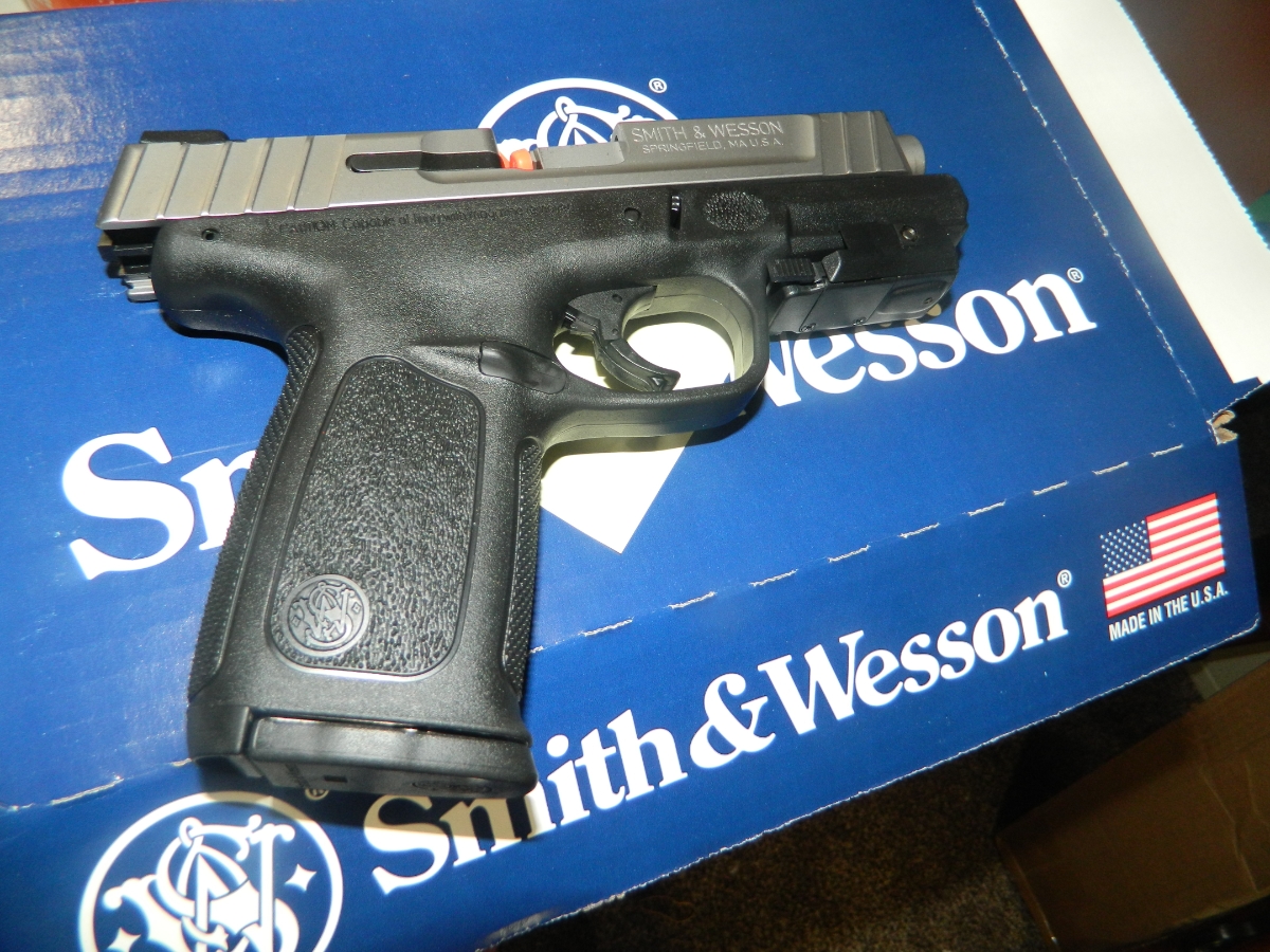 - SMITH WESSON SD9VE 9MM WITH LASER AND 16 RD MAG NO RESERVE - Picture 2