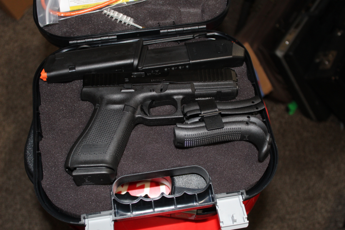 GLOCK 17 GEN 5 IN 9 MM NEW IN BOX WITH 3 MAGS NO RESERVE