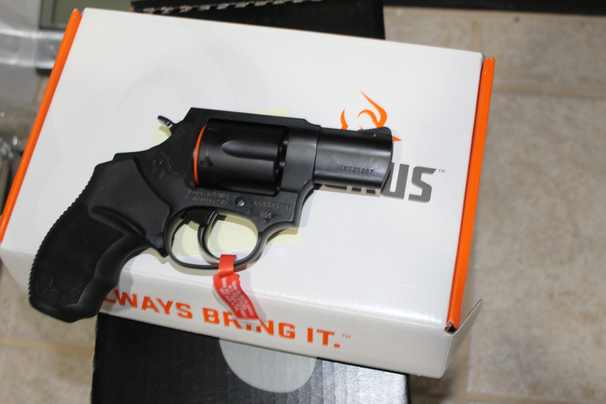 - TAURUS 856 IN 38 SPECIAL SNUBBY NO RESERVE - Picture 2